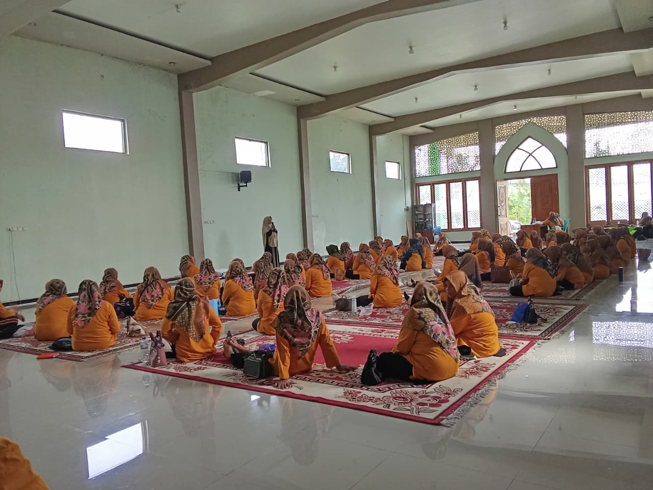 USIA SENJA PENUH MAKNA DI SEKOLAH LANSIA AZ-ZAHRA KECAMATAN BOJONG