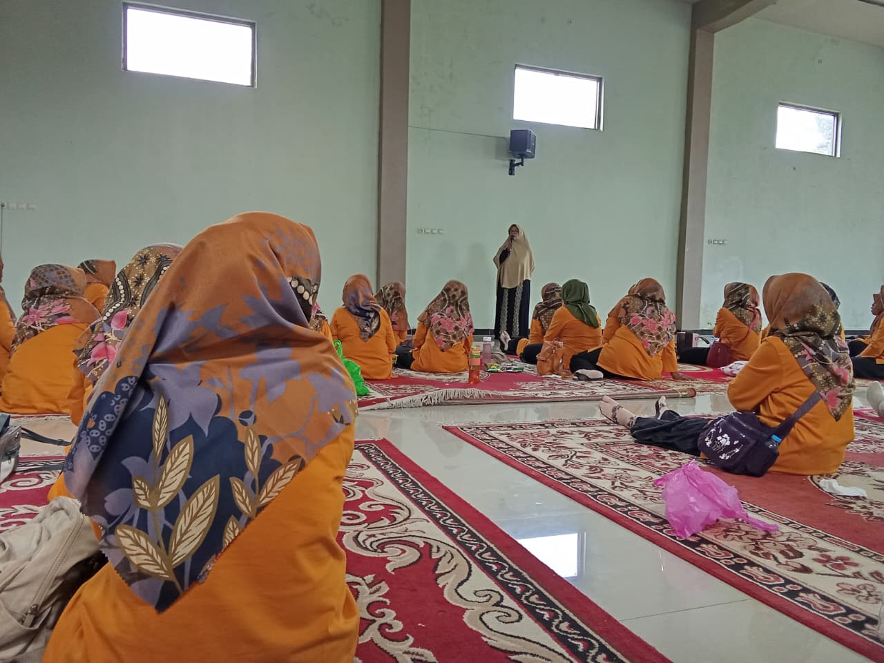 USIA SENJA PENUH MAKNA DI SEKOLAH LANSIA AZ-ZAHRA KECAMATAN BOJONG
